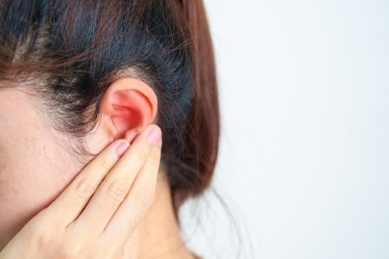 8 Cara Mengatasi Telinga Berair dan Bau Secara Alami