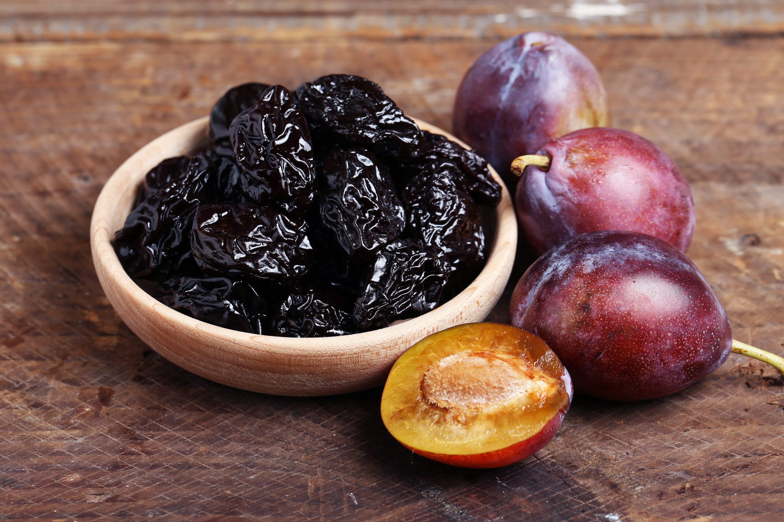 12 Manfaat Buah Plum, Nutrisi, dan Efek Sampingnya